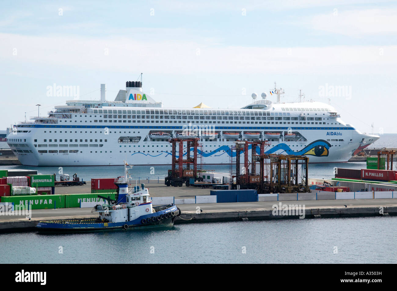 Kreuzfahrtschiff Aida im Hafen, cruiser Aida at Arrecife harbour ...
