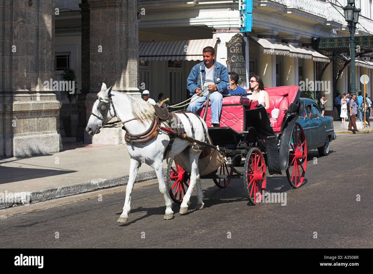 Traditional cuban horse cart taxi hi-res stock photography and images ...
