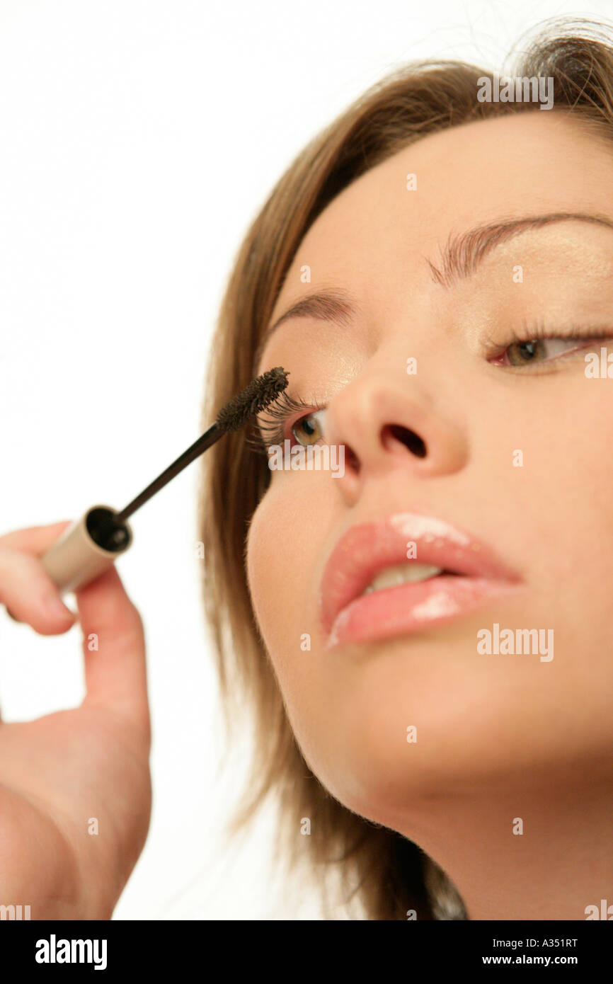 Woman applying mascara Stock Photo - Alamy
