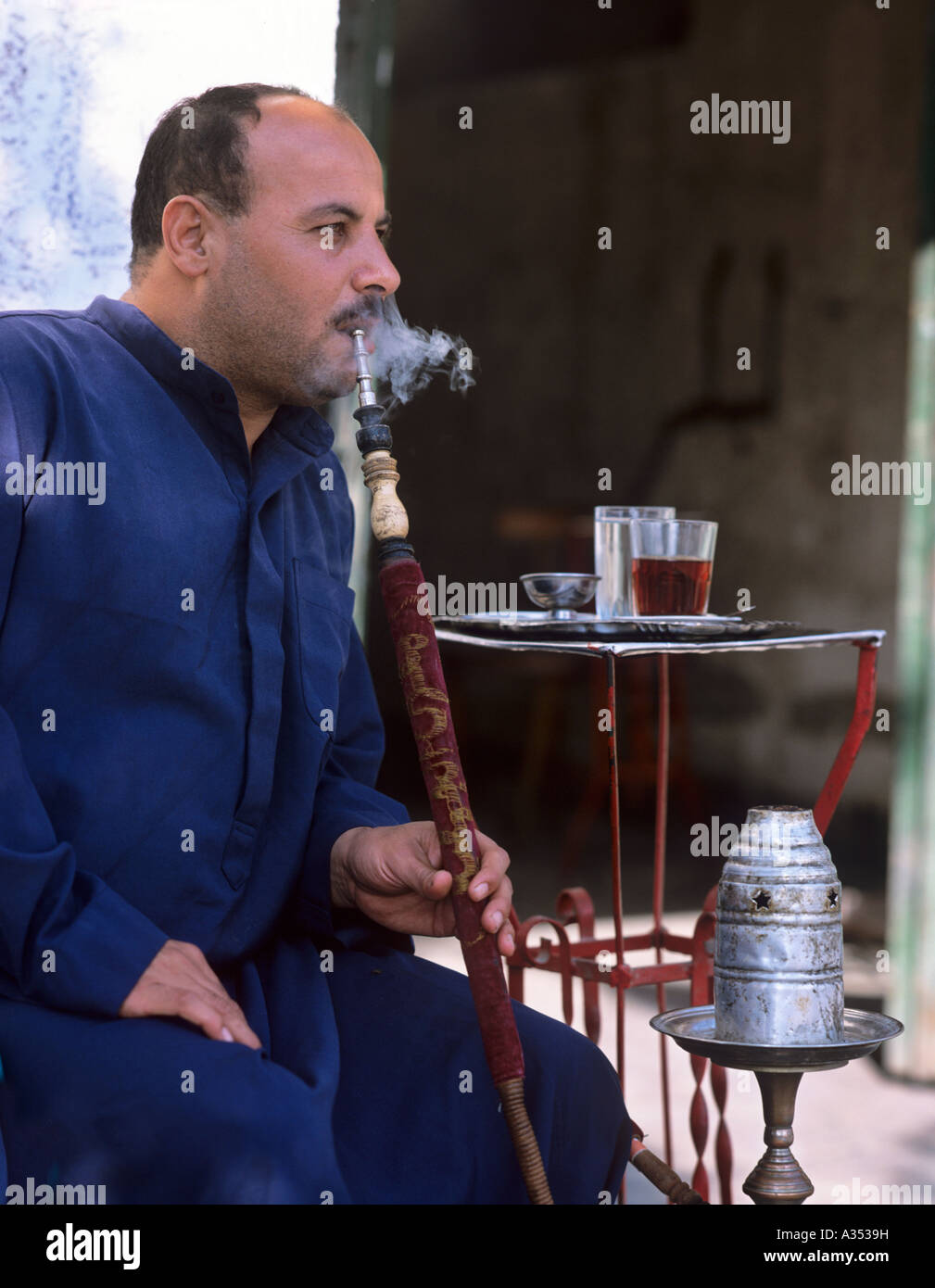 Egyptian man smoking a hookah pipe , egypt Stock Photo - Alamy