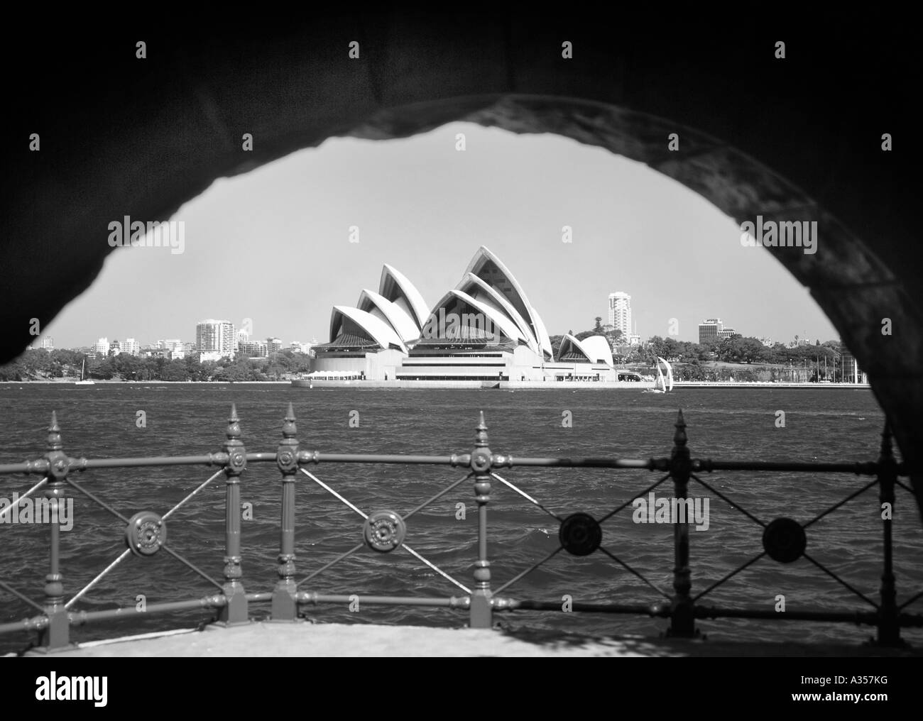 the sydney opera house in black and white Stock Photo - Alamy