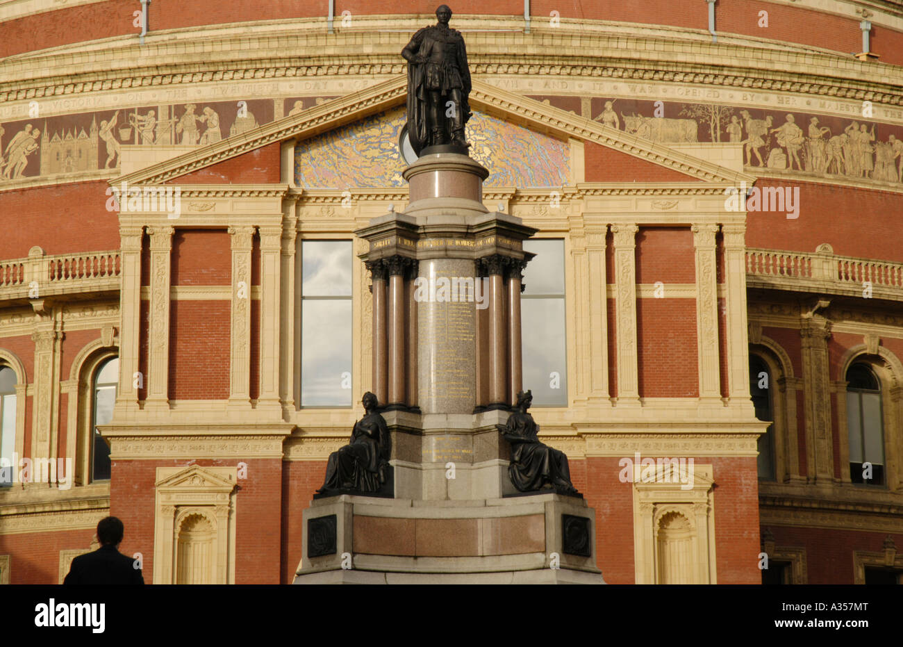 Statue outside royal albert hall hi-res stock photography and images ...