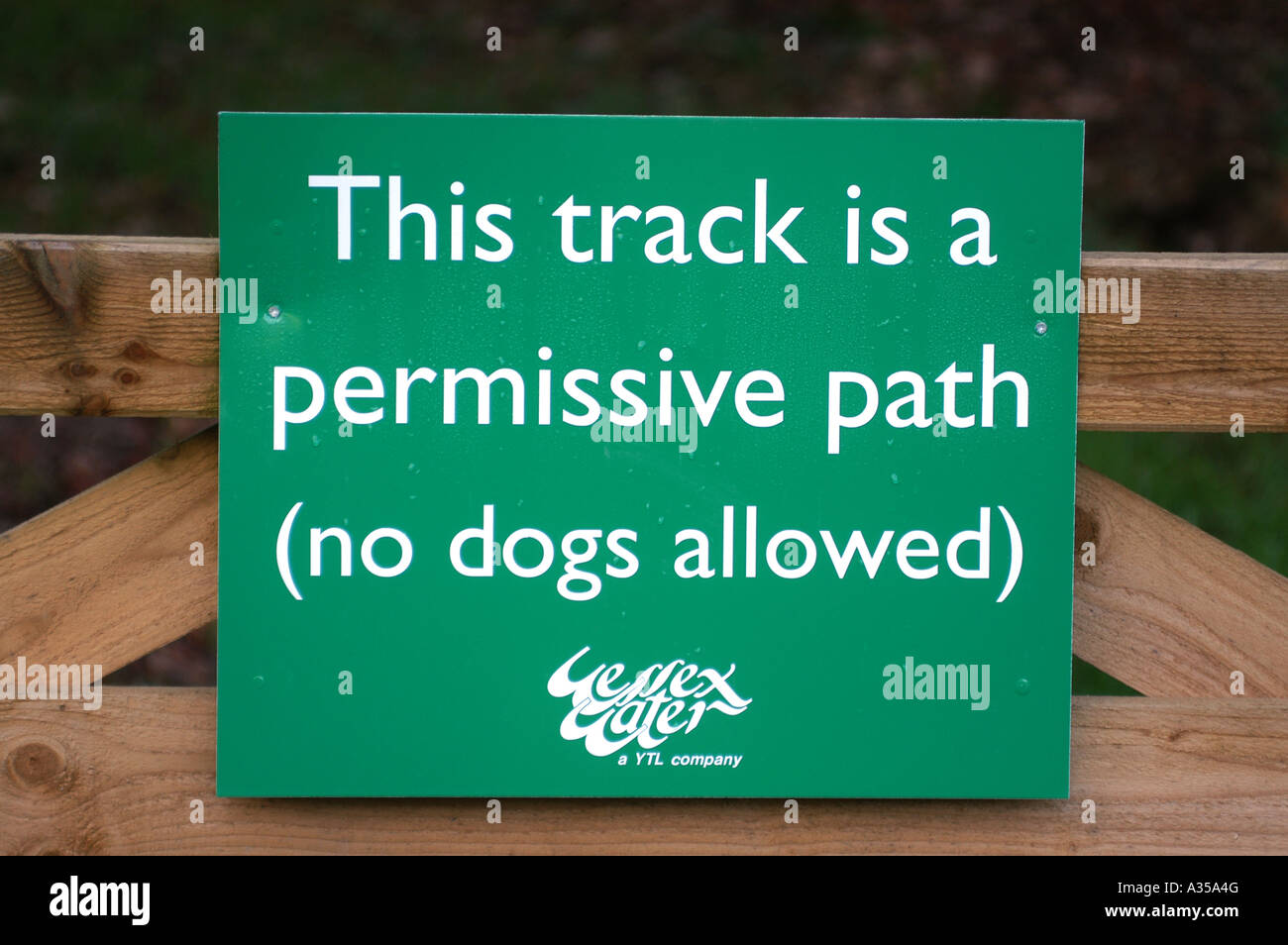 Permissive footpath hi-res stock photography and images - Alamy