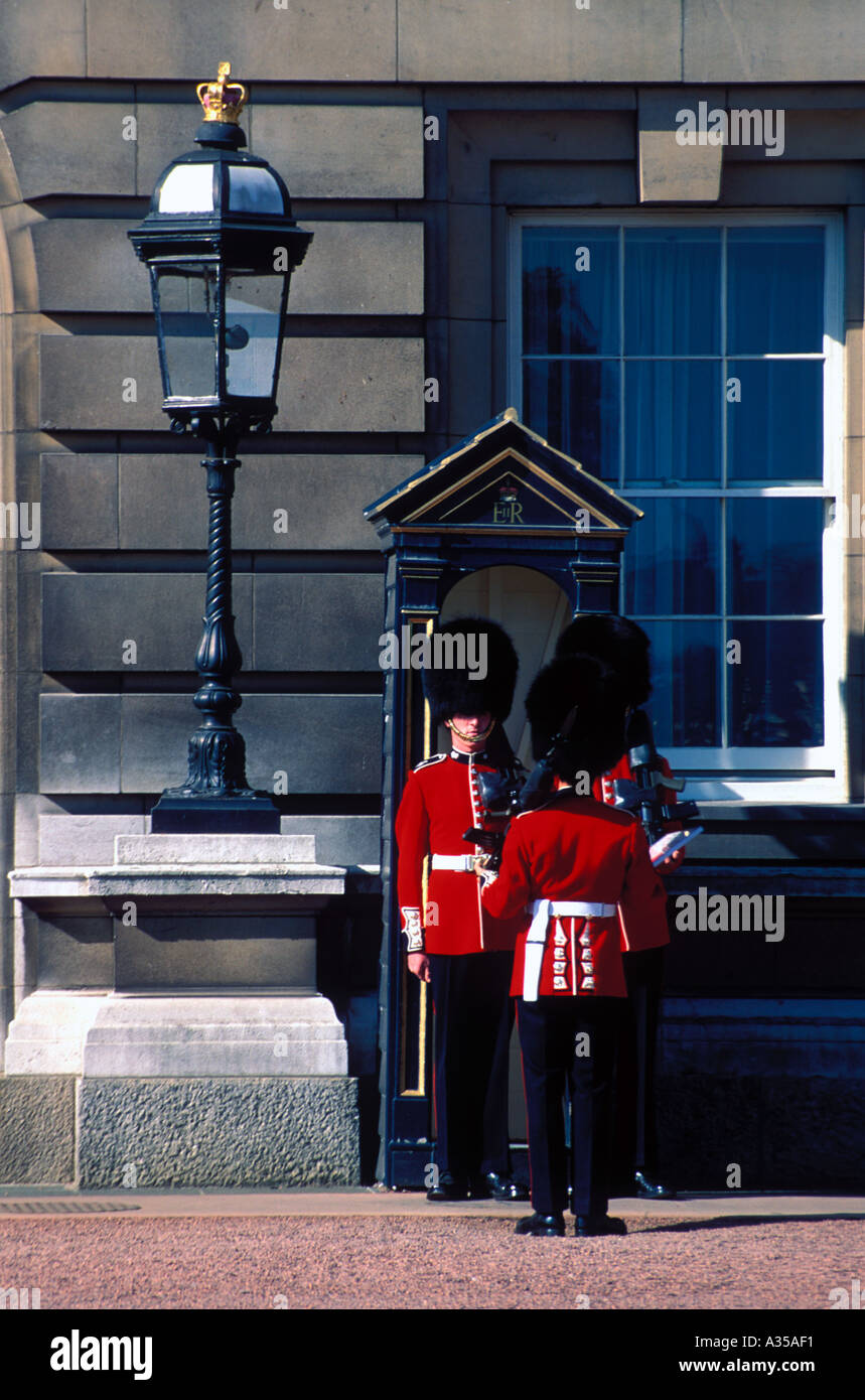 Buckingham palace queens guards box hi-res stock photography and images ...