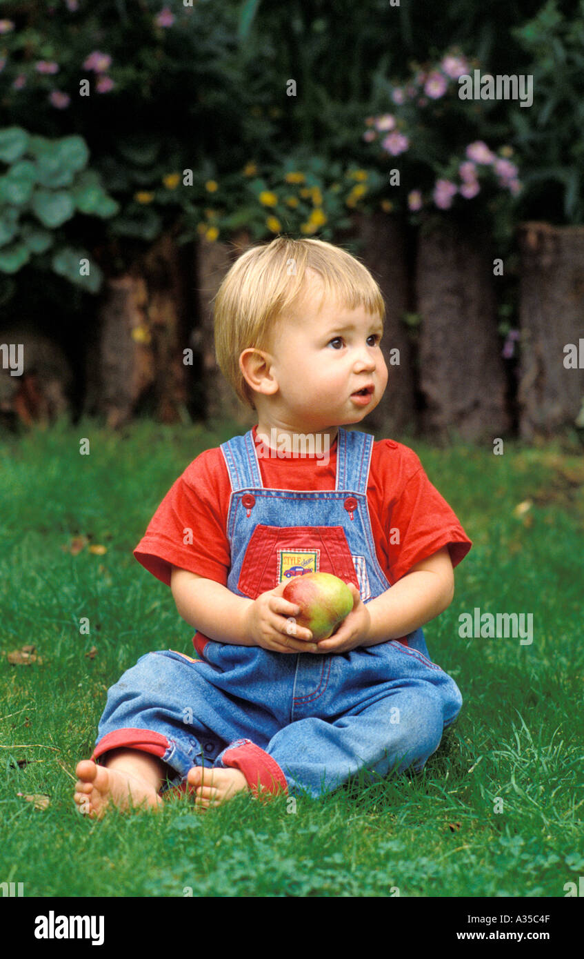 Child eating an apple Stock Photo - Alamy