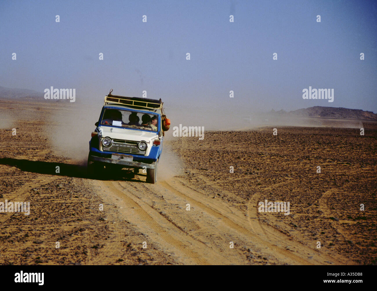 Driving the sahara hi-res stock photography and images - Alamy