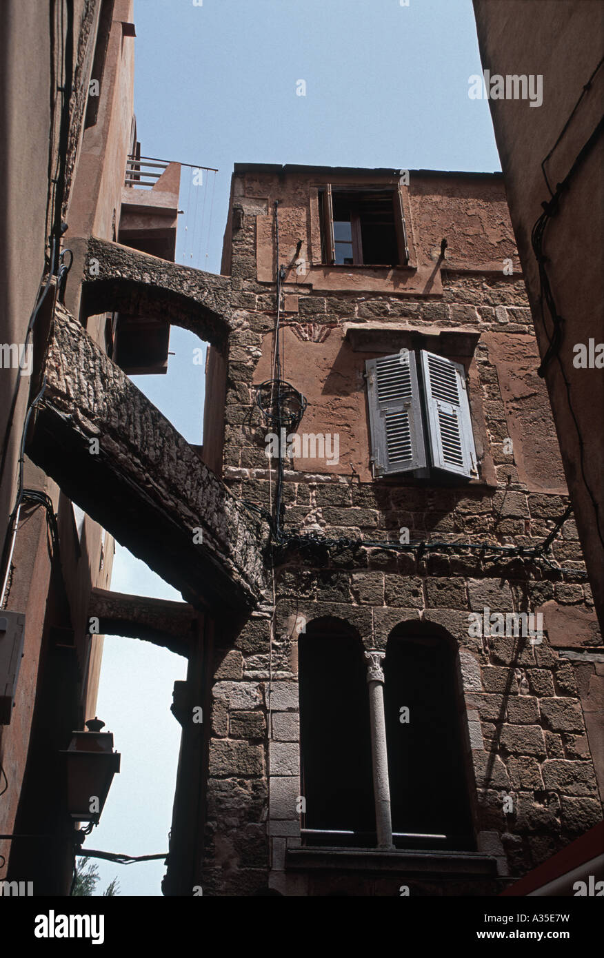Buttresses connecting houses at Bonifacio Stock Photo - Alamy