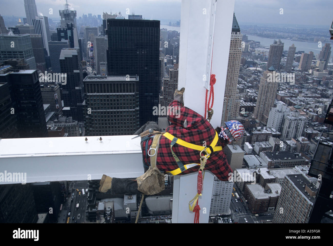 Skyscraper construction workers girder hi-res stock photography and ...