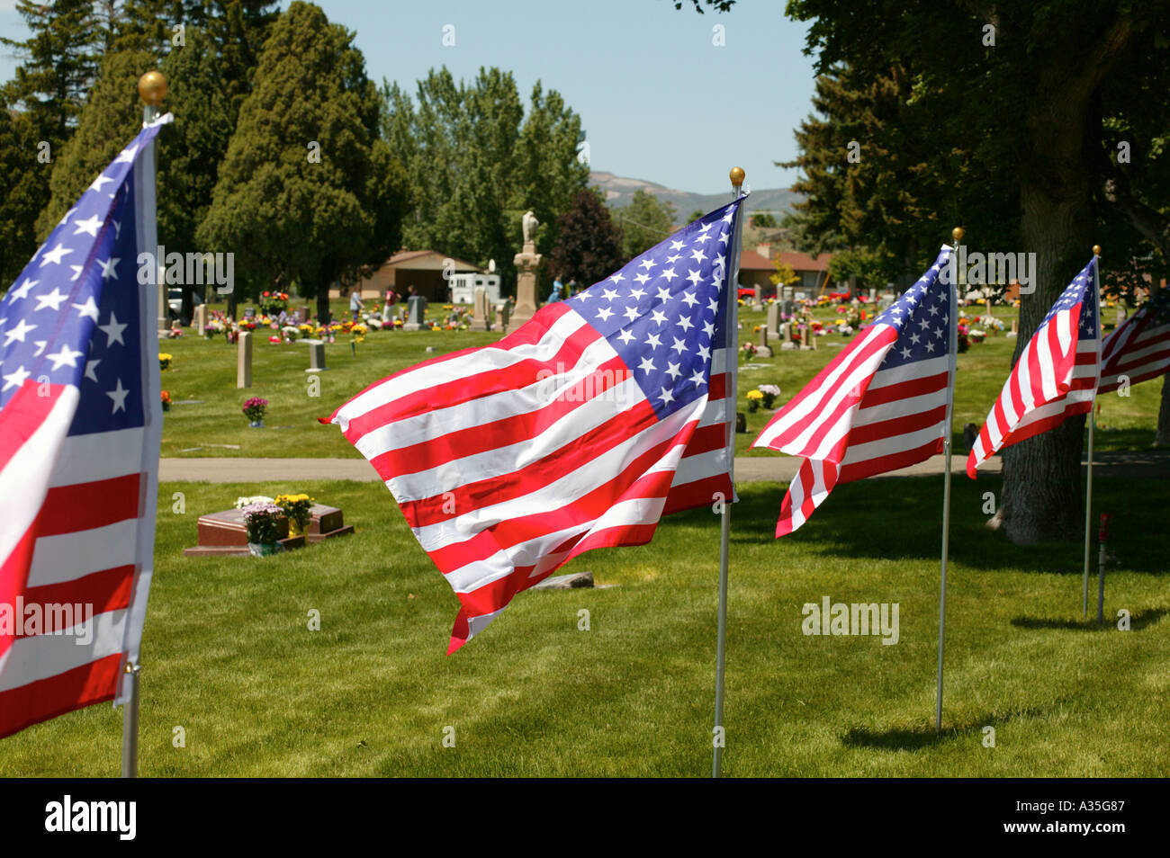 Memorial day flags on graves hi-res stock photography and images - Alamy