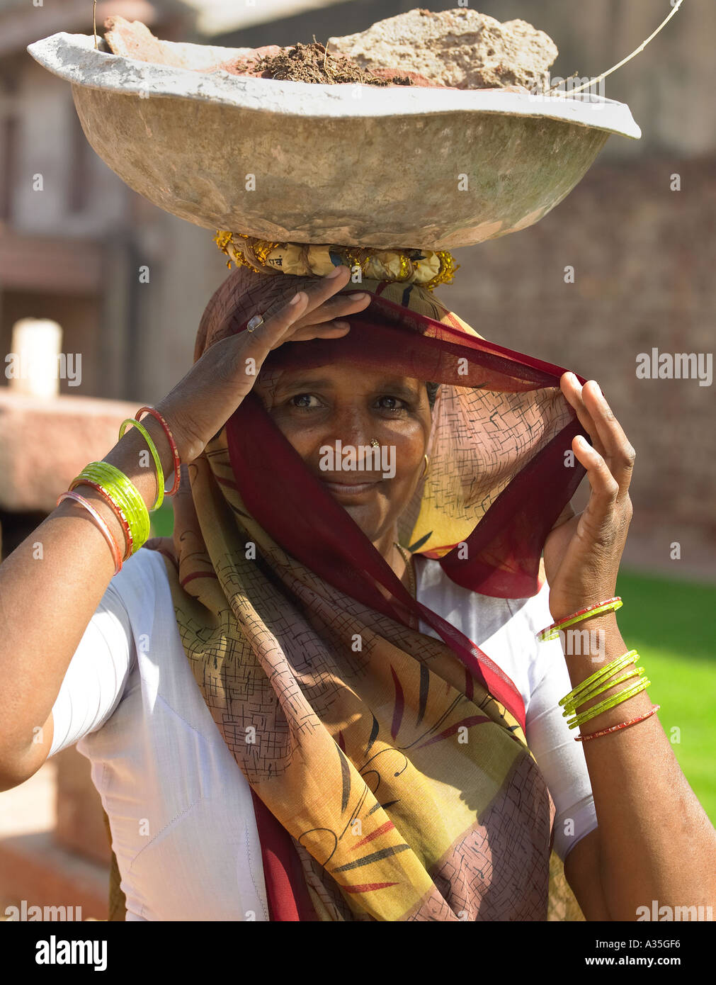 India woman worker hi-res stock photography and images - Alamy