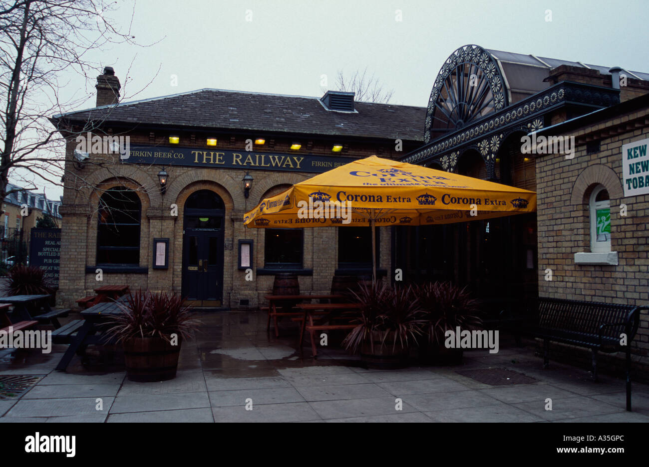 Kew gardens station hi-res stock photography and images - Alamy