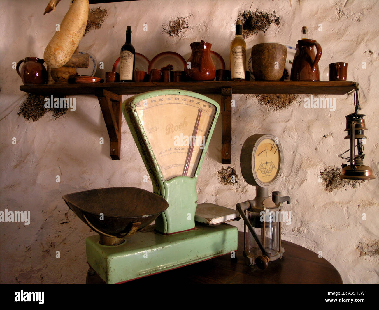 Old fashioned scales hi-res stock photography and images - Alamy