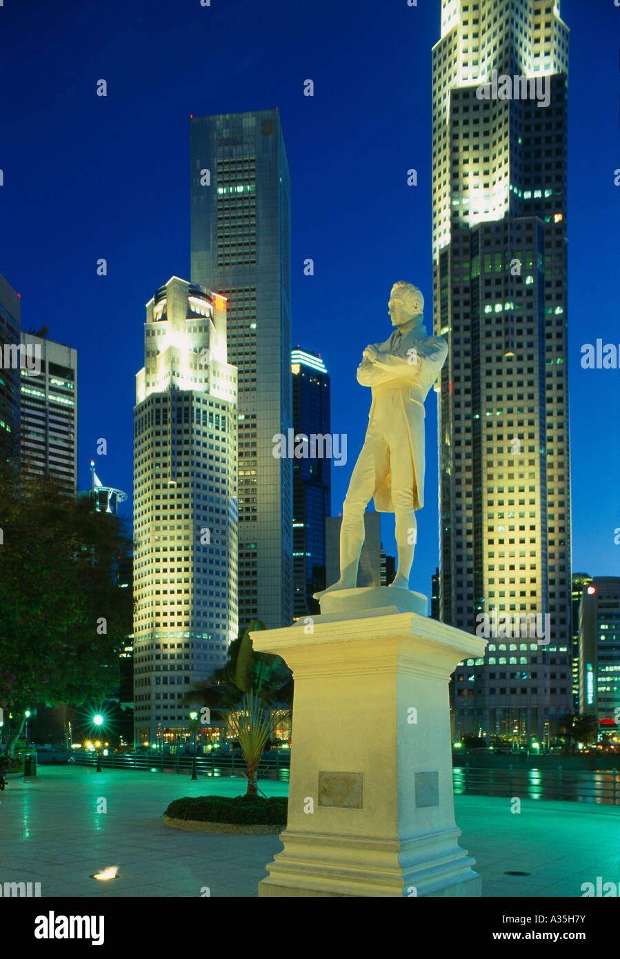 Sir Stamford Raffles Statue, with the Singapore skyline in the background Stock Photo - Alamy