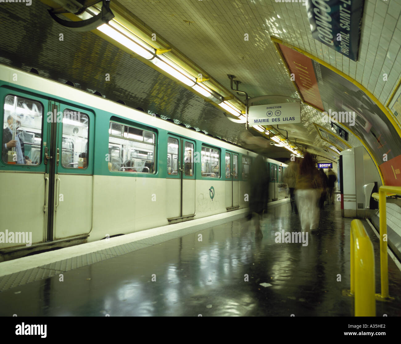 Scene from a Paris Metro station Stock Photo - Alamy