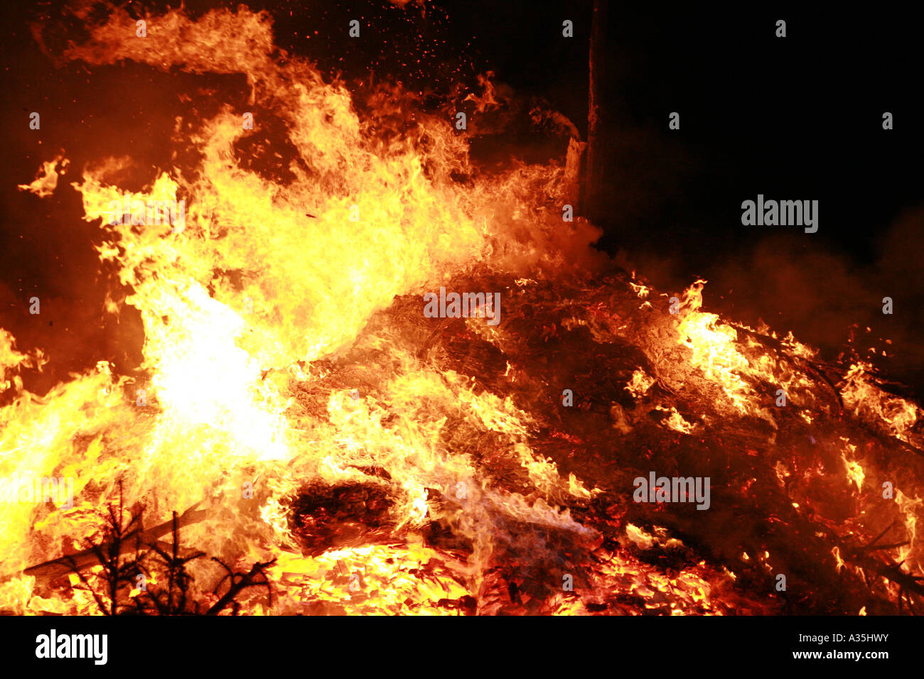 close up of a big wooden fire Stock Photo - Alamy