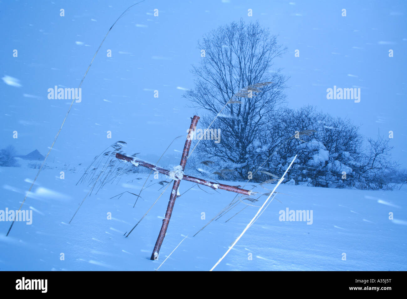 Blue winter cross ice crucifix hi-res stock photography and images - Alamy
