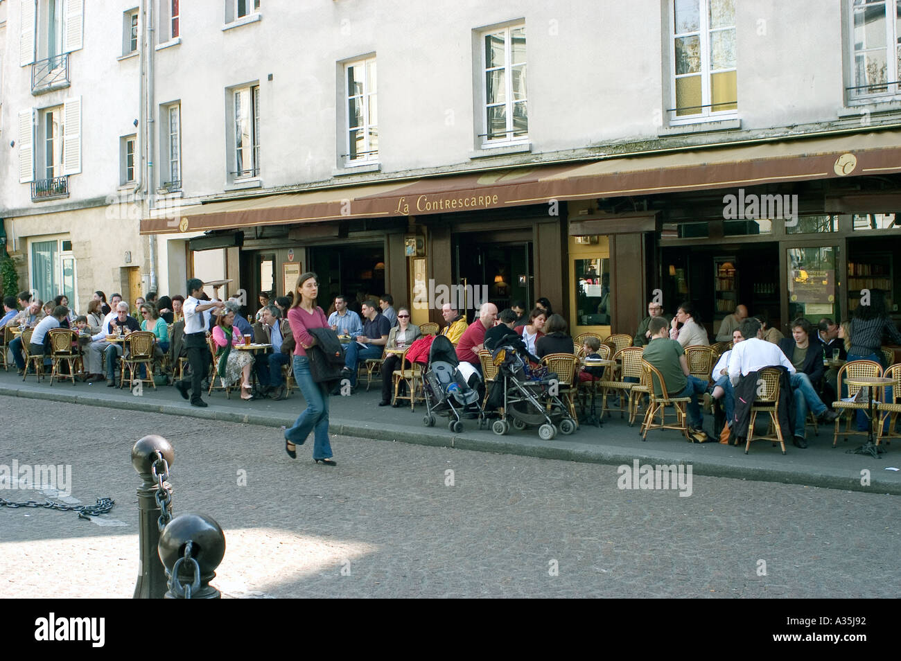 Large crowd people sitting shade hi-res stock photography and images ...