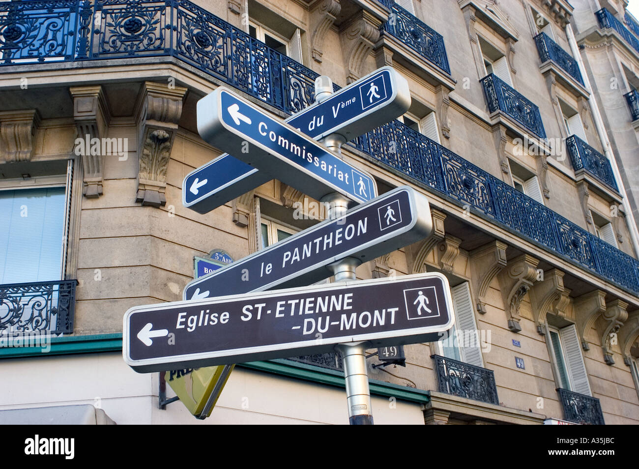 Multiple signpost hi-res stock photography and images - Alamy