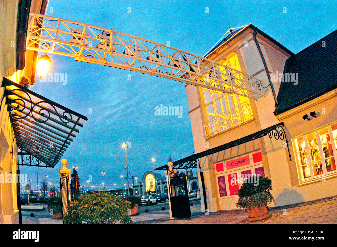 Paris malls hi-res stock photography and images - Alamy