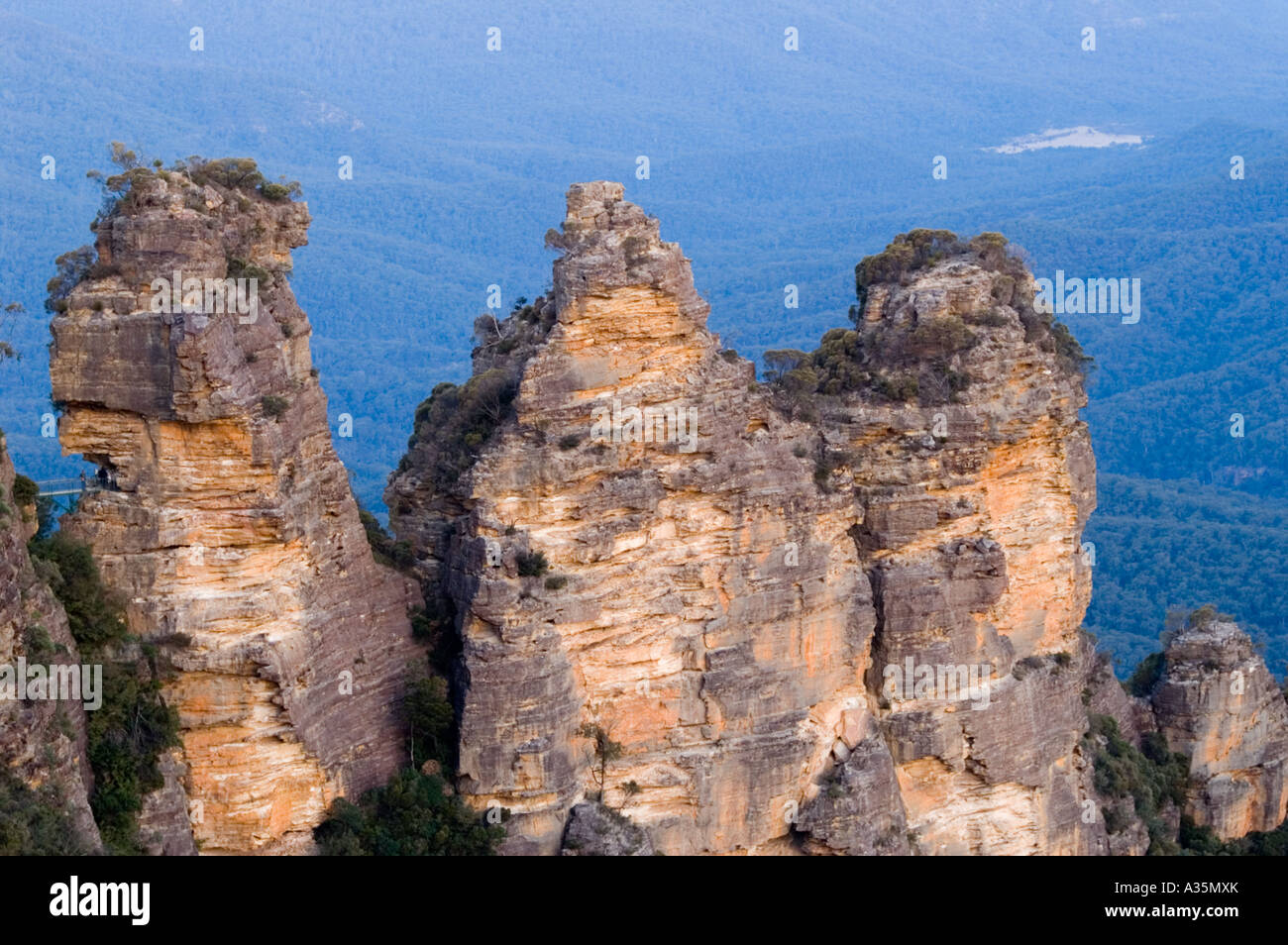 Sunset over the Three Sister rock formation in Blue mountains ...