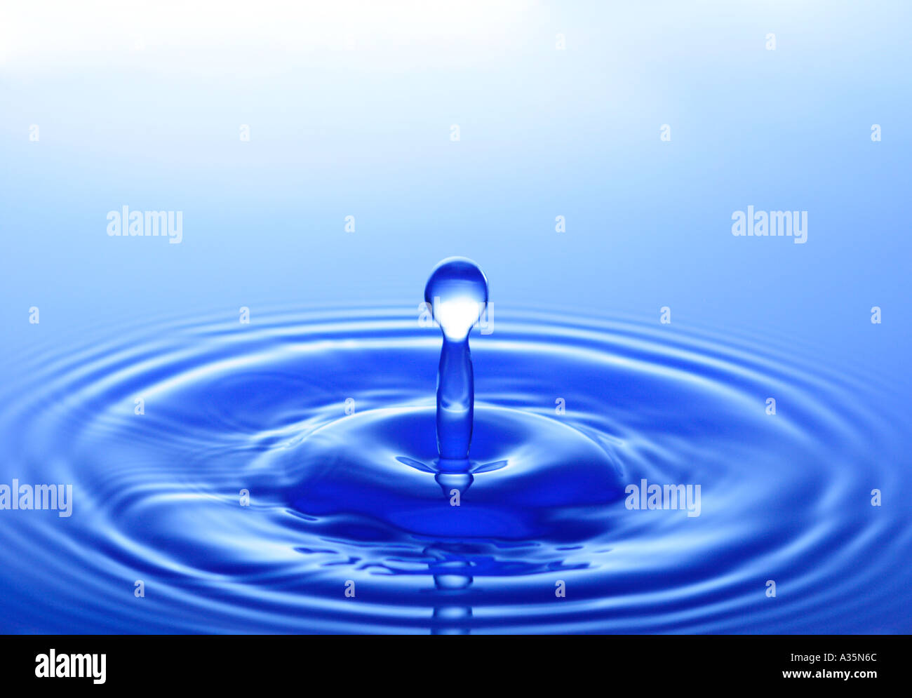 Splash caused by single drop of water Stock Photo - Alamy