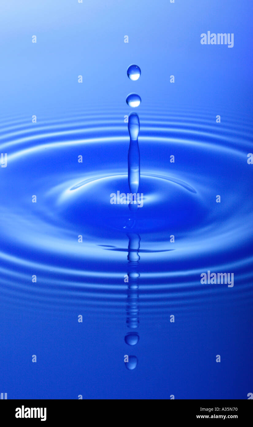 Splash caused by single drop of water Stock Photo - Alamy