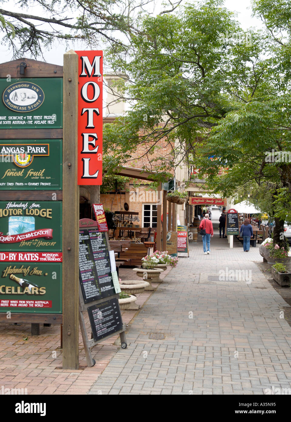 MOTEL SIGN MAIN STREET WITH TOURISTS HAHNDORF SOUTH AUSTRALIA Stock ...