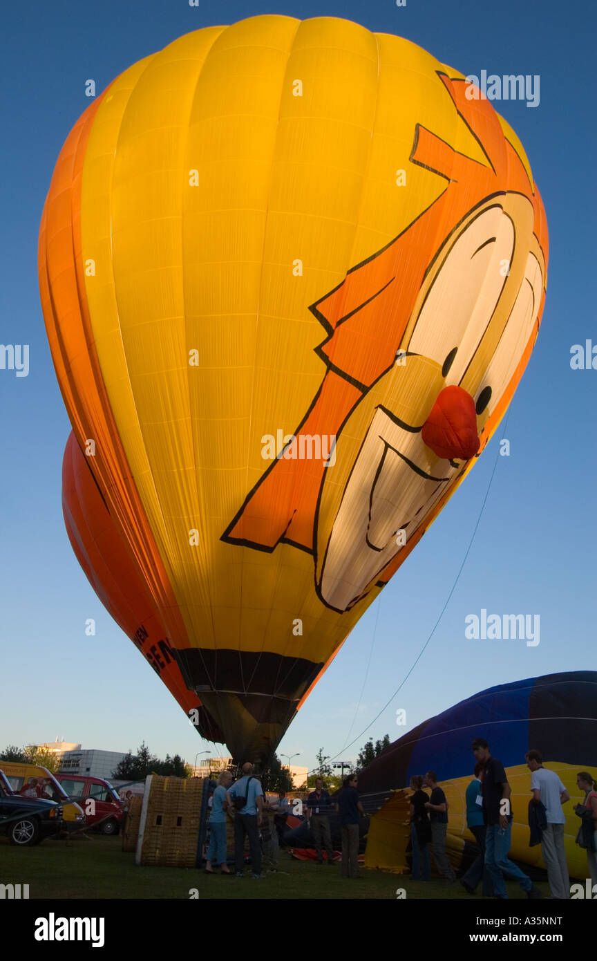Ballooning hot air balloon waving hi-res stock photography and images ...