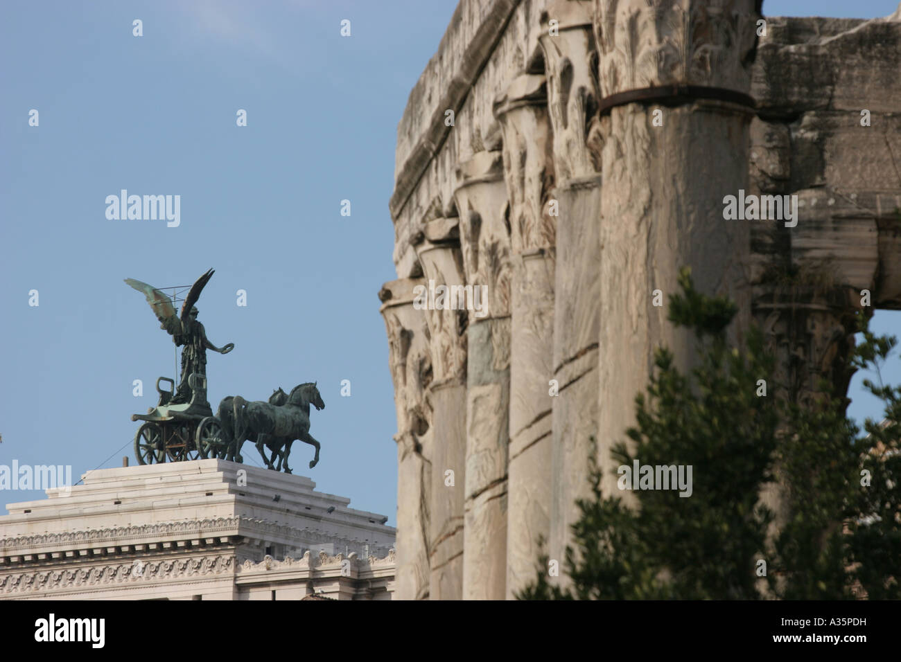 Columns statue hi-res stock photography and images - Alamy