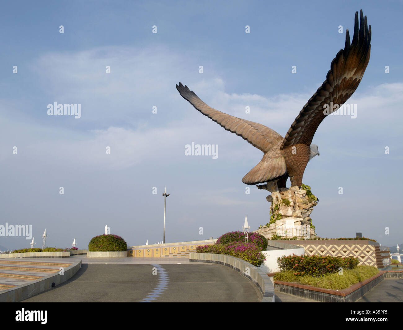 EAGLE SCULPTURE AT EAGLE SQUARE KUAH KANGKAWI MALAYSIA Stock Photo - Alamy