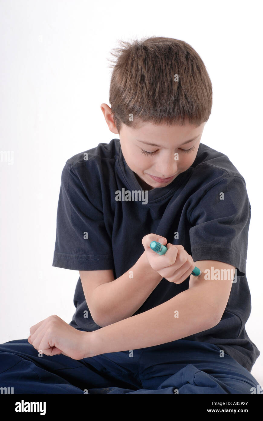 Young diabetic boy injecting himself with insulin Stock Photo - Alamy