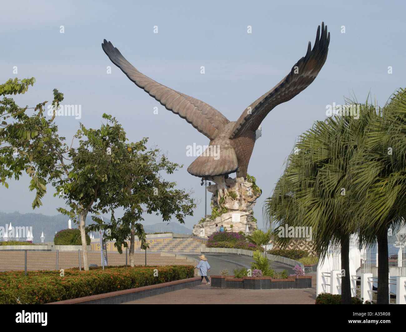 EAGLE SCULPTURE AT EAGLE SQUARE KUAH KANGKAWI MALAYSIA Stock Photo - Alamy