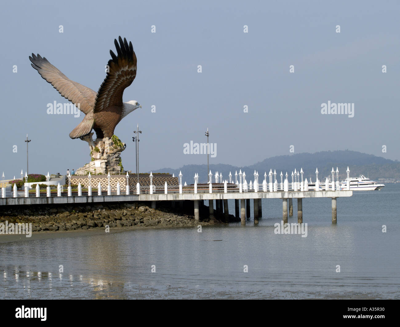 EAGLE SCULPTURE AT EAGLE SQUARE KUAH LANGKAWI MALAYSIA Stock Photo - Alamy