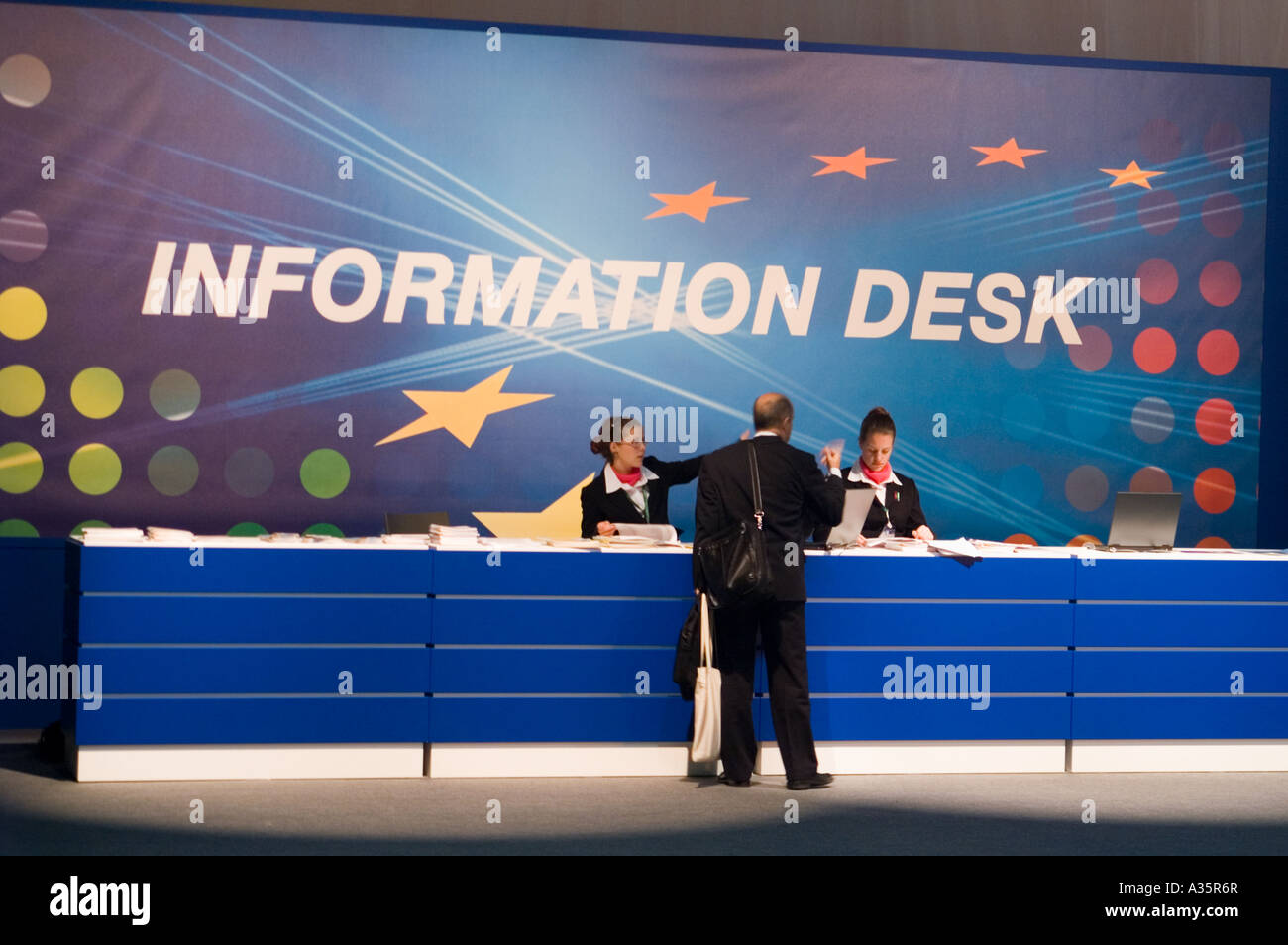 Person asking for help at the helpdesk Stock Photo - Alamy
