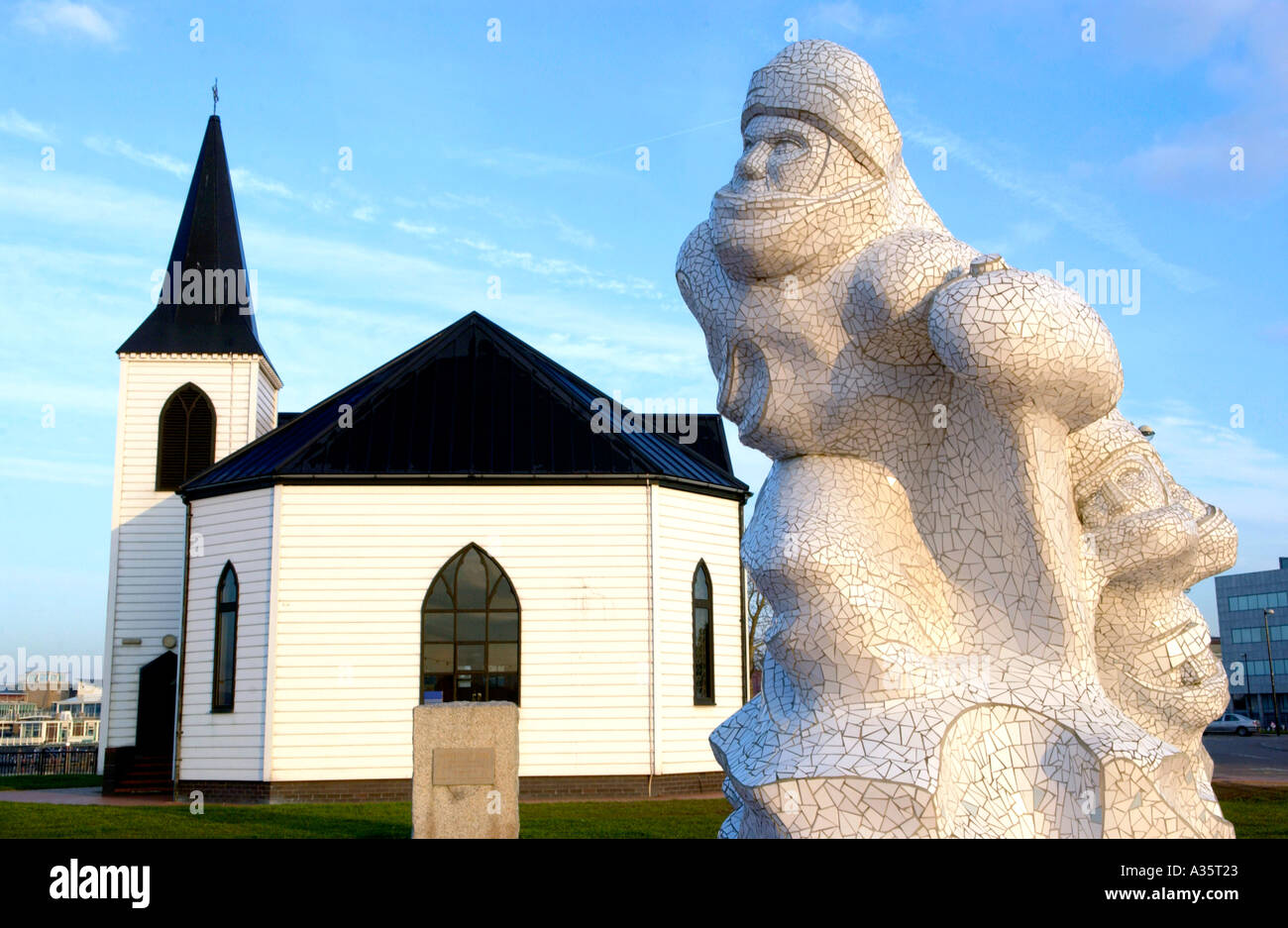 Captain scott memorial cardiff bay hi-res stock photography and images ...