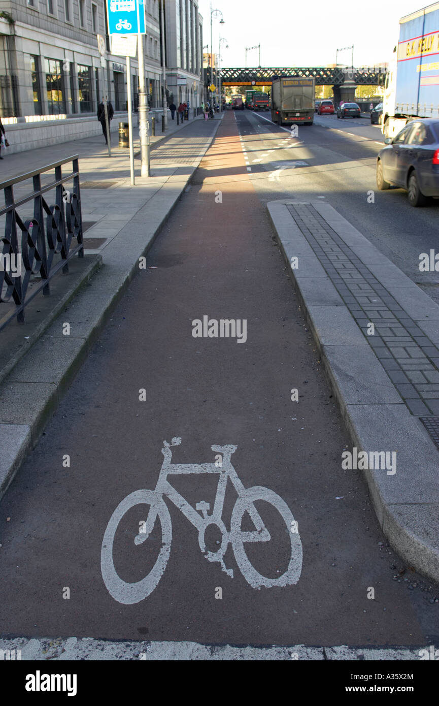 Cycle lane symbol hi-res stock photography and images - Alamy