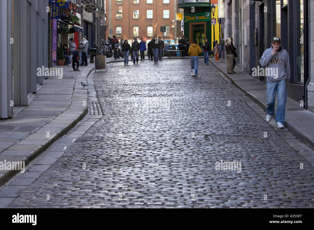 cobblestone street off temple bar in dublin Stock Photo - Alamy