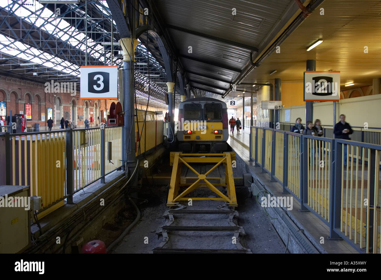 enterprise northern ireland railways train parked at platform 2 at ...