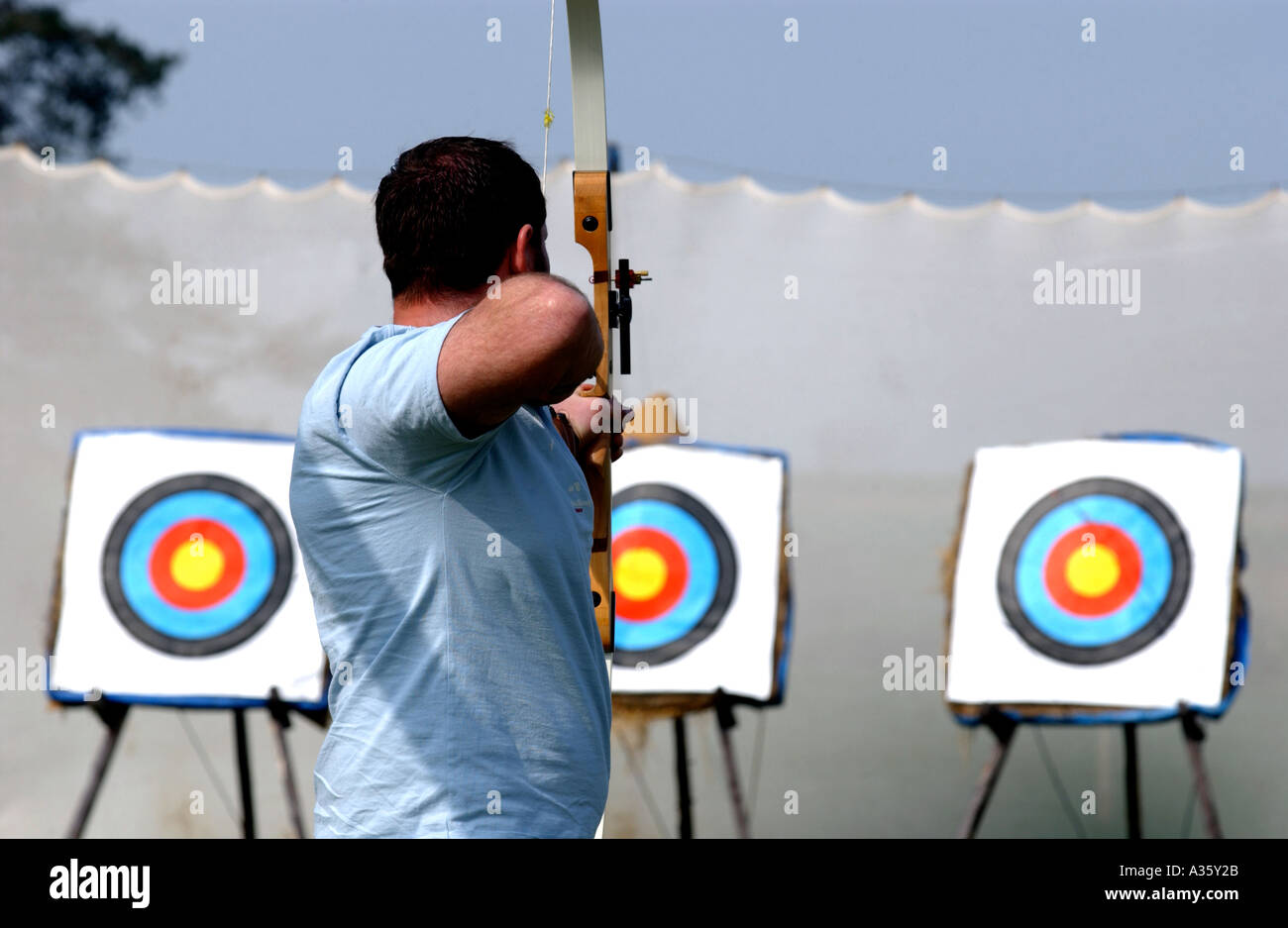 Arrow bullseye archery bullseye day hi-res stock photography and images ...