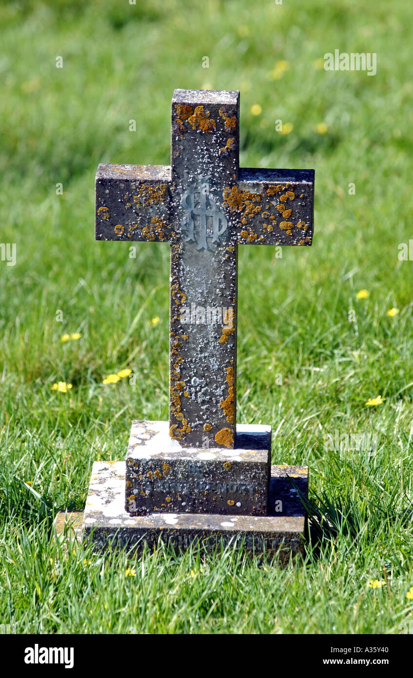 Cross in a graveyard Stock Photo - Alamy