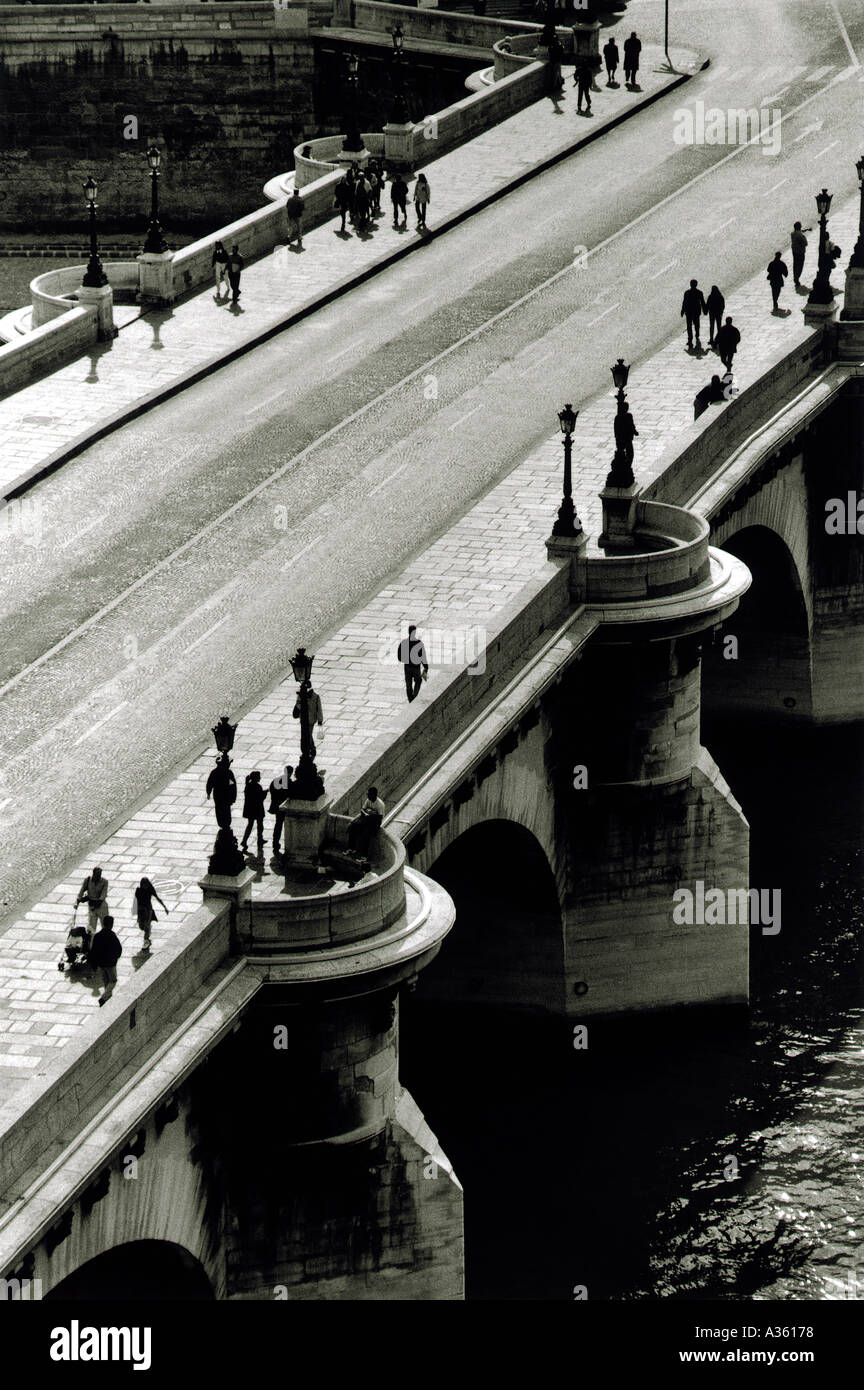Foot bridge looking down hi-res stock photography and images - Alamy