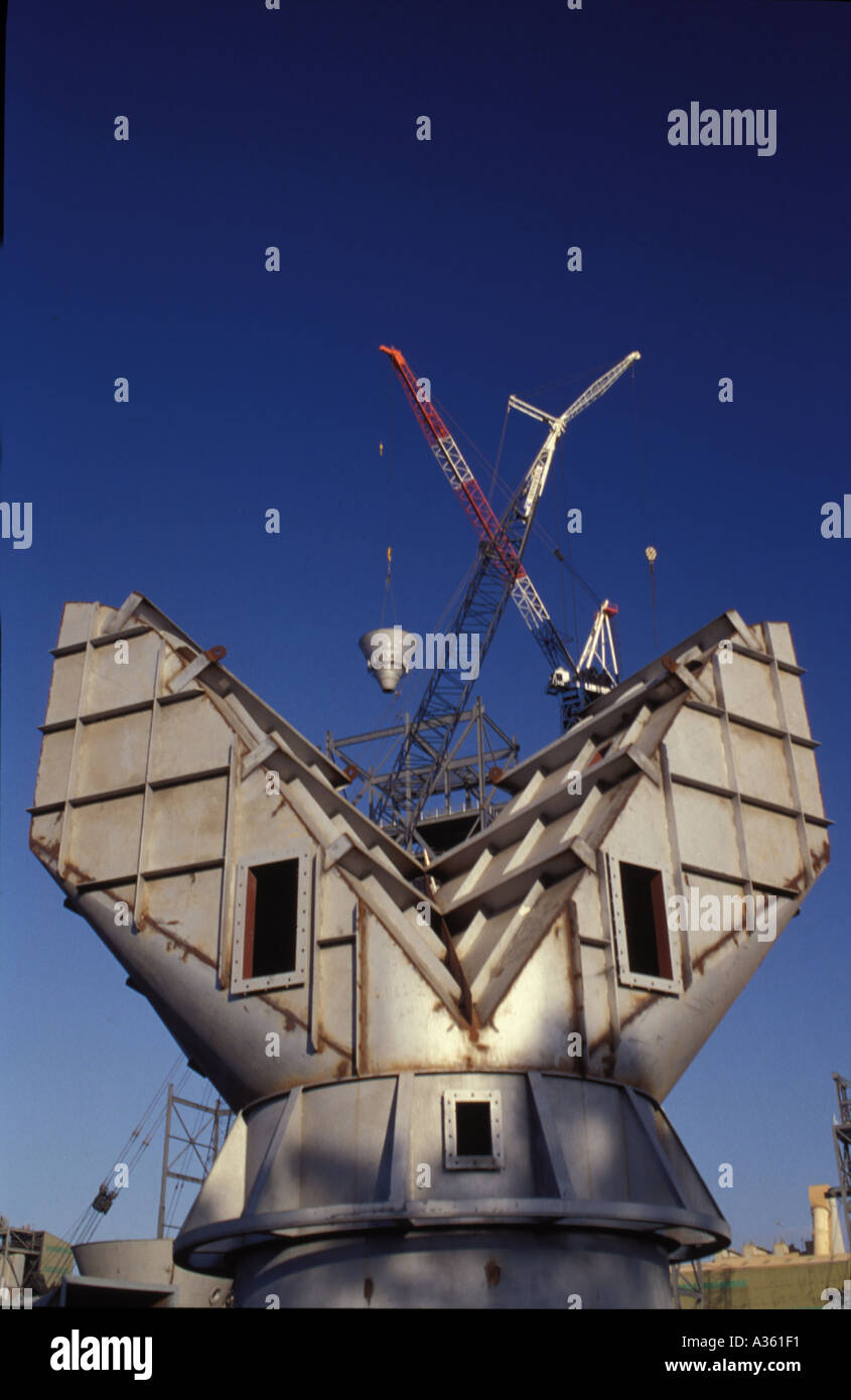 Fractionating tower hi-res stock photography and images - Alamy