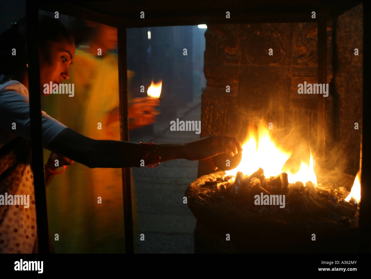 Women offer fire pooja at a shiva temple in India Stock Photo - Alamy