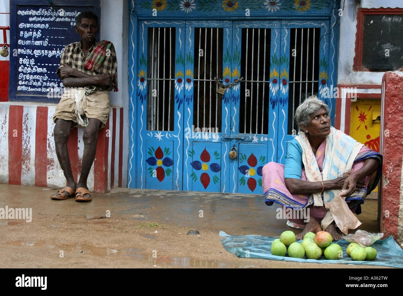 Lady selling street scene in Chennai , India Stock Photo - Alamy