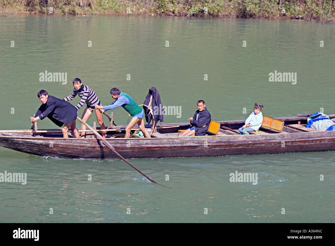 Yangtze river ba tujia row pull pea boat hi-res stock photography and ...