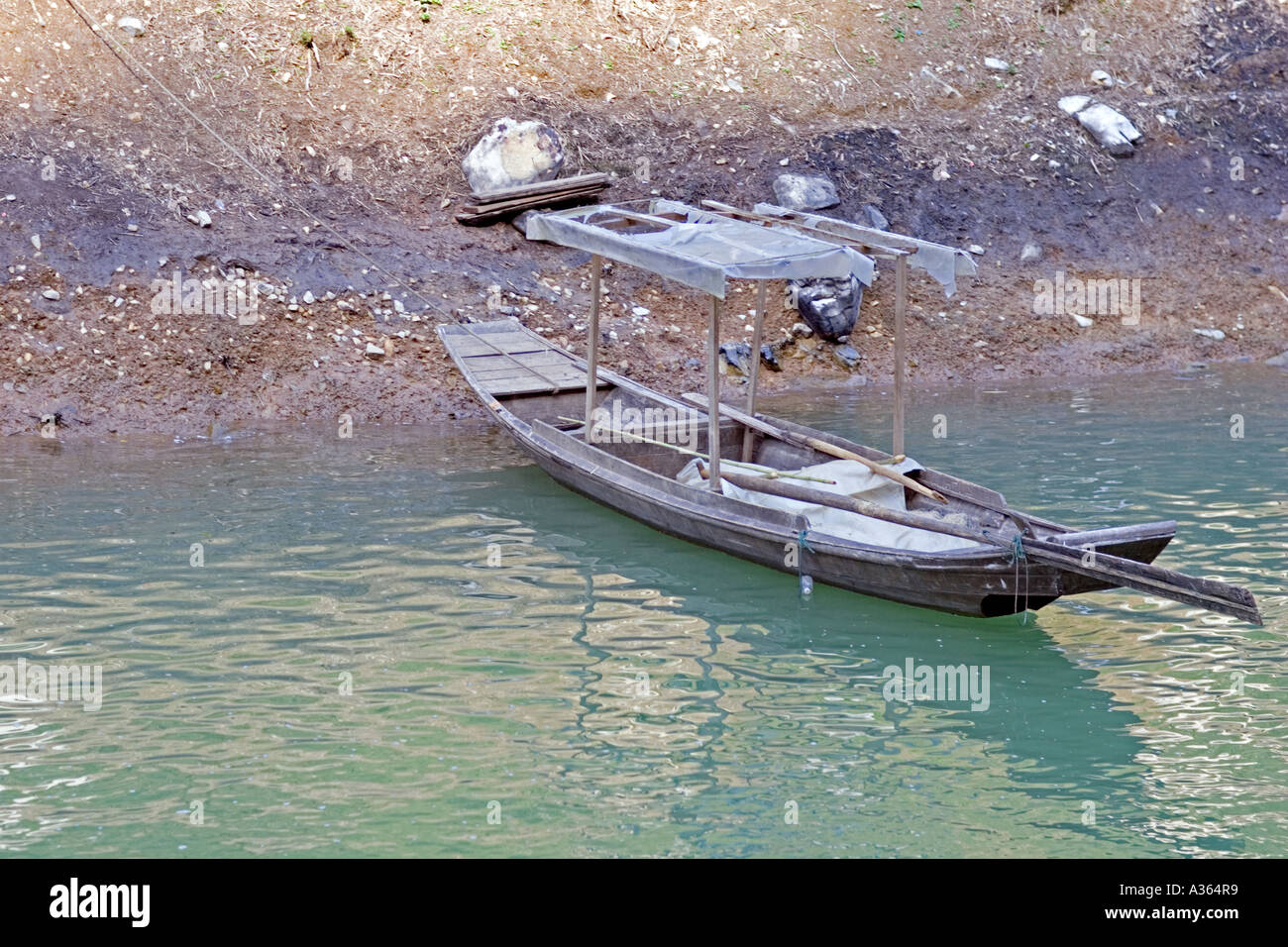CHINA YANGTZE RIVER The long narrow peapod boat used by the Tujia ...