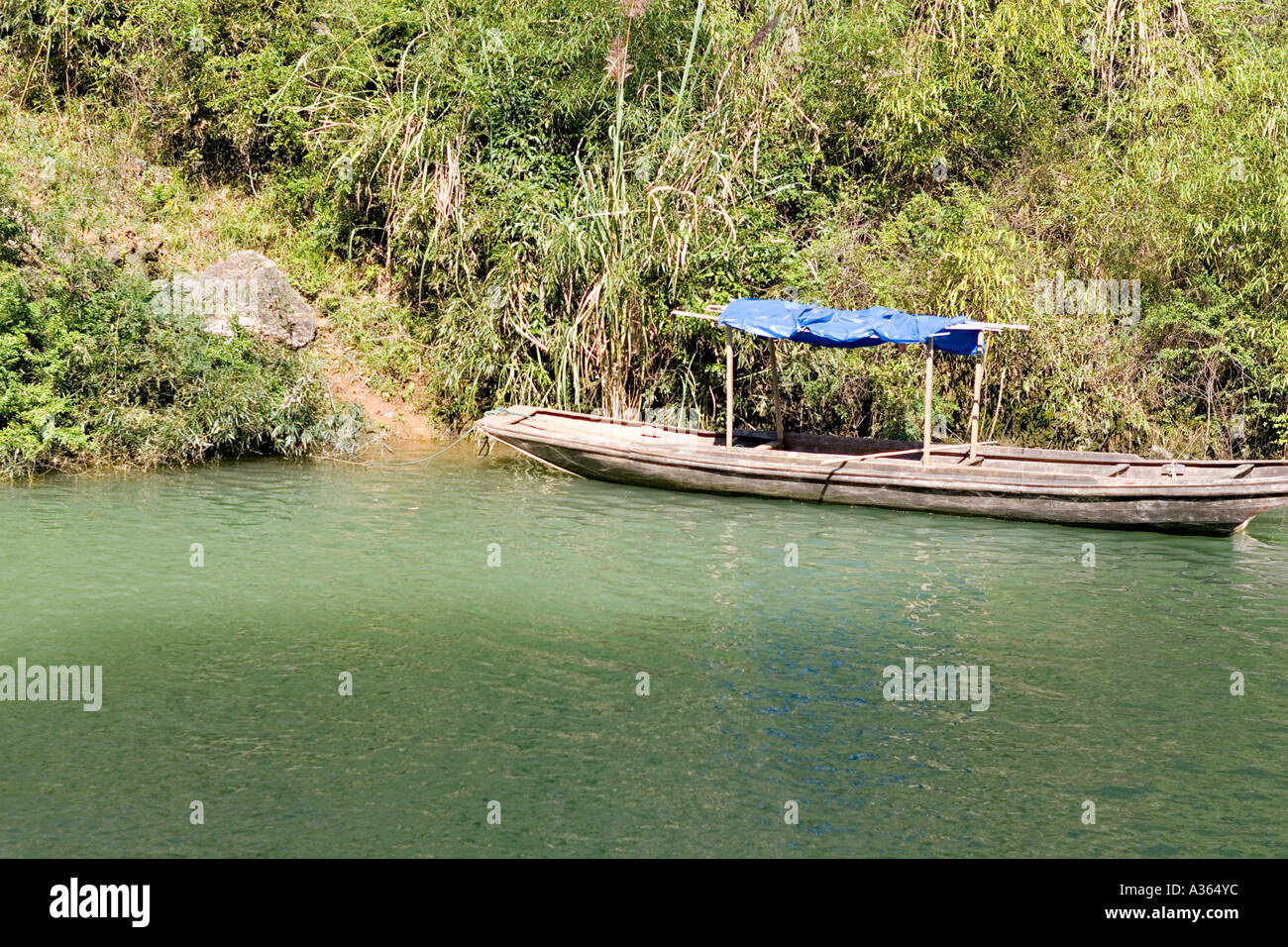 Yangtze river ba tujia row pull pea boat hi-res stock photography and ...