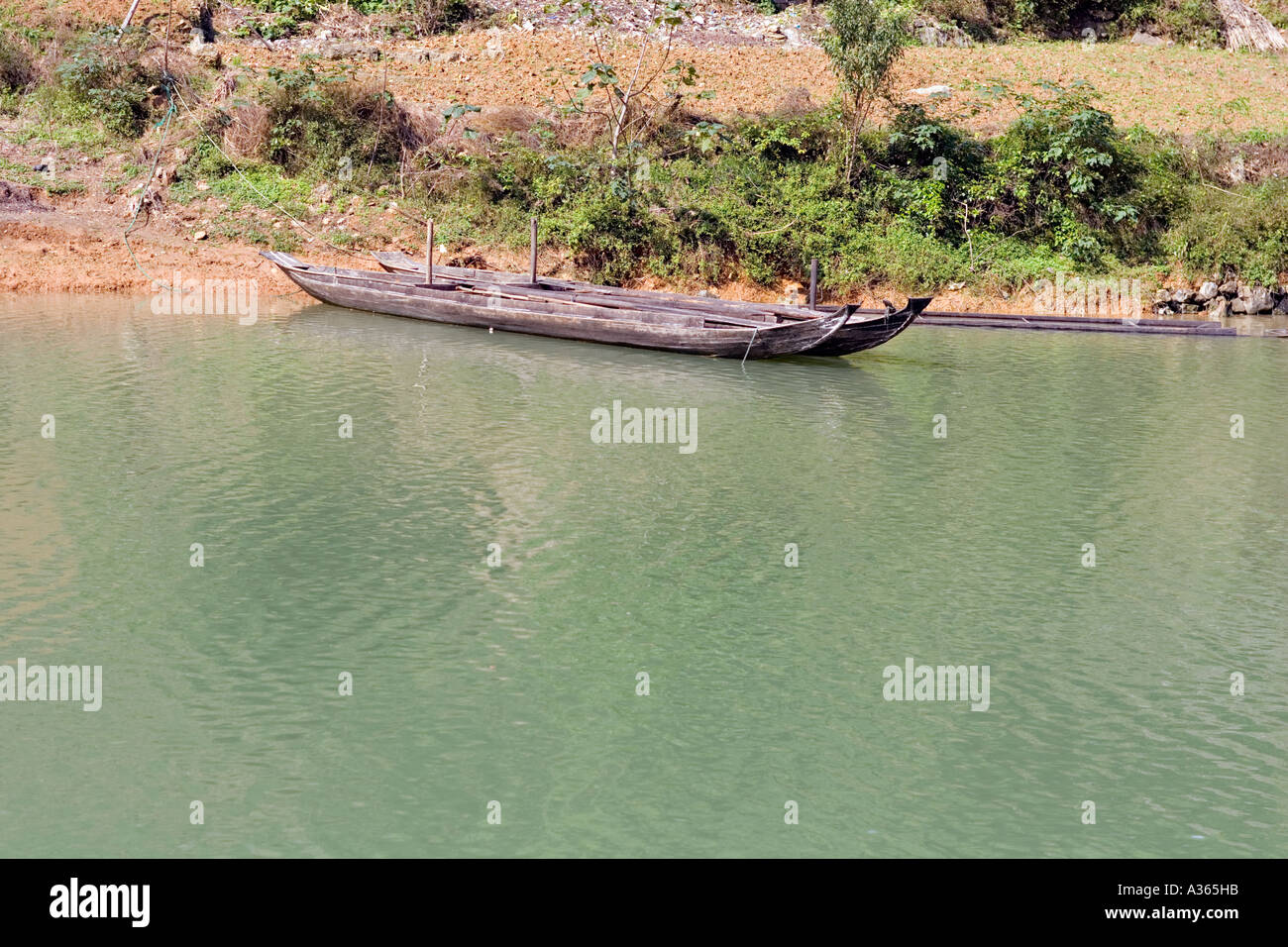 CHINA YANGTZE RIVER Long narrow peapod boats used as transportation and ...