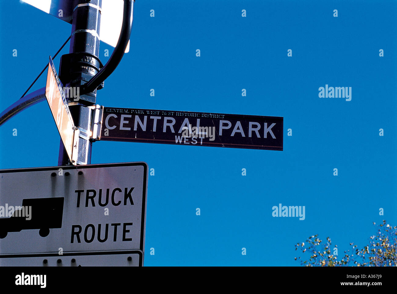 America,New York,Central Park,sign,road sign,dista Stock Photo - Alamy