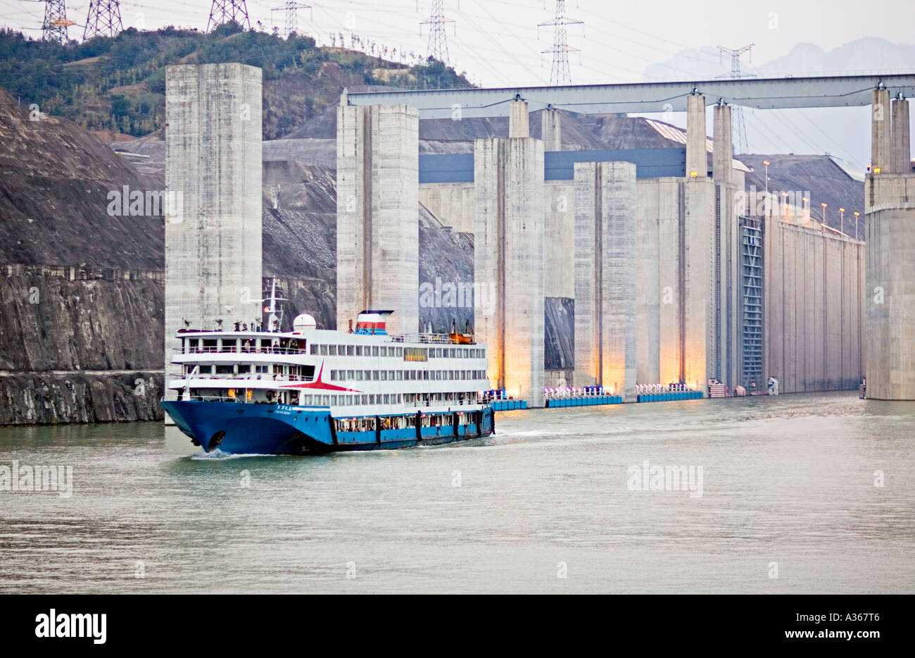 CHINA YANGTZE RIVER SANDOUPING Chinese cruise ship leaves the five step ...